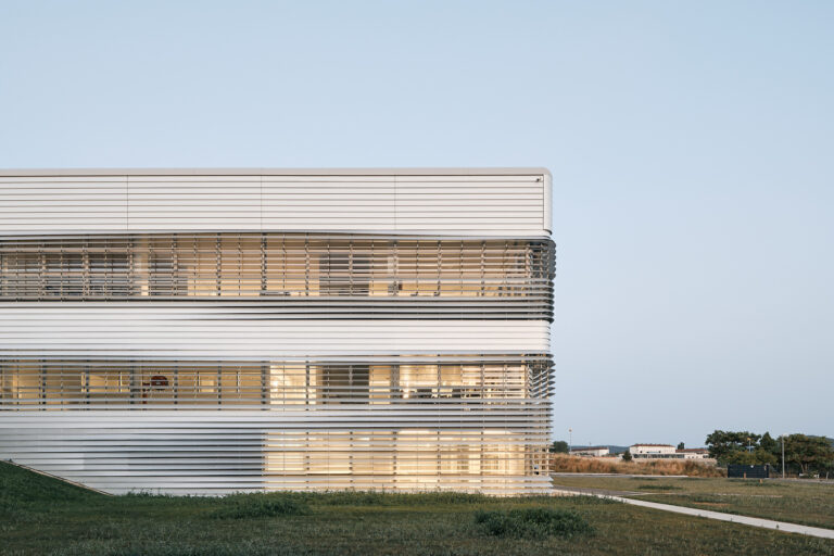 » UNITÉ DE PRODUCTION SOPHYSA • BESANÇON • FRANCE MÉTRA + ASSOCIÉS